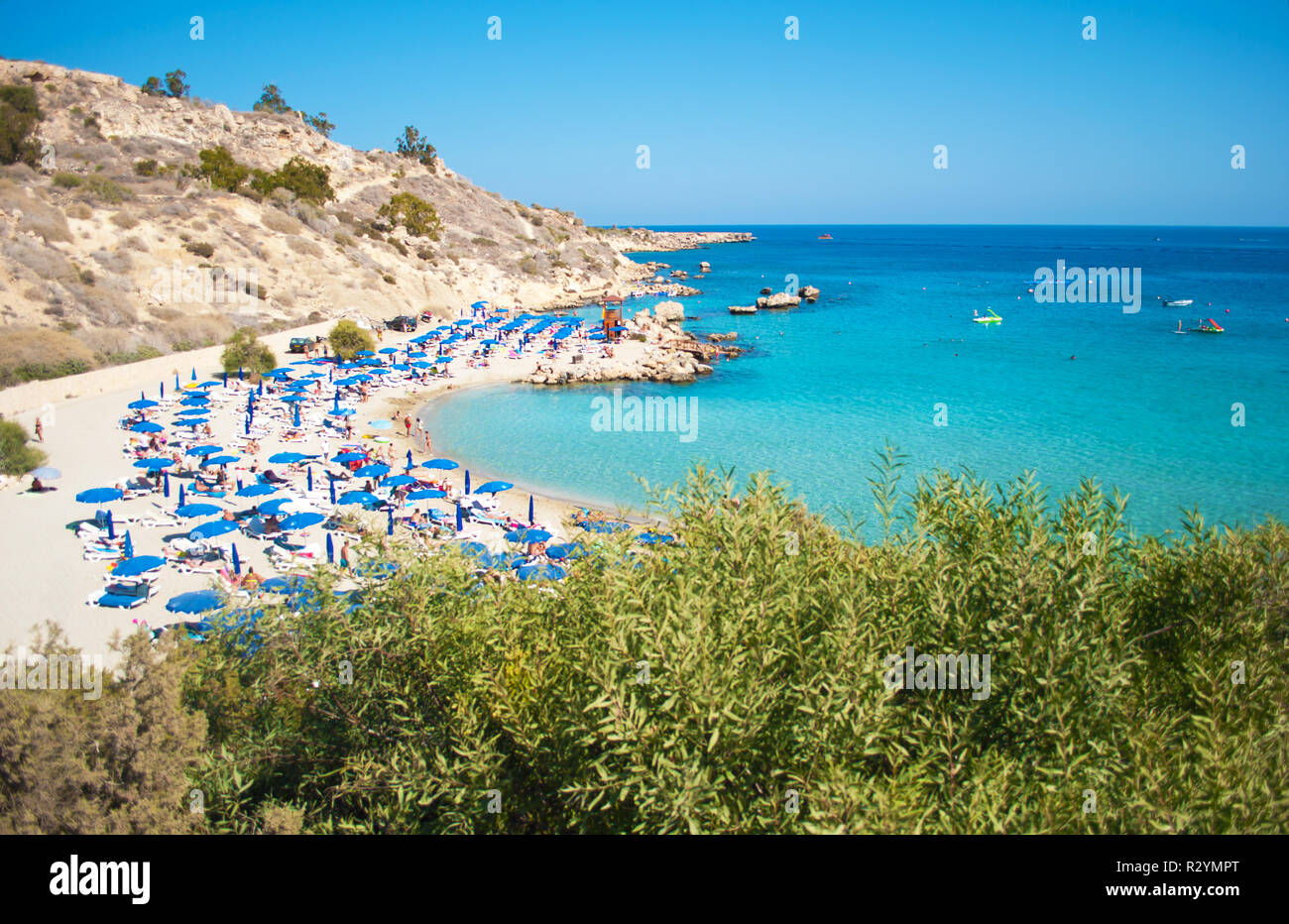 Top view sun loungers umbrellas hi-res stock photography and images - Alamy