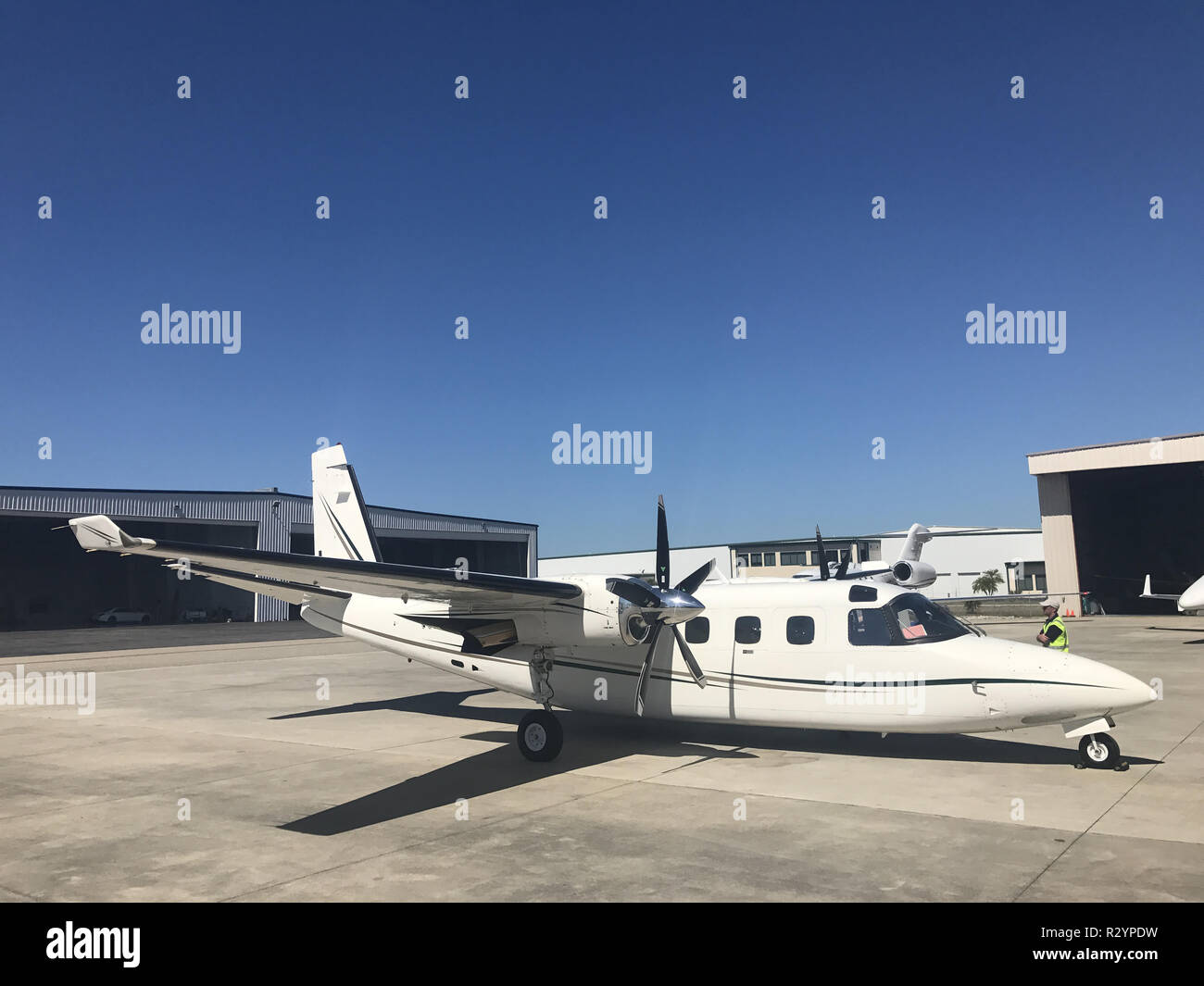 White propeller plane exterior hi-res stock photography and images - Alamy