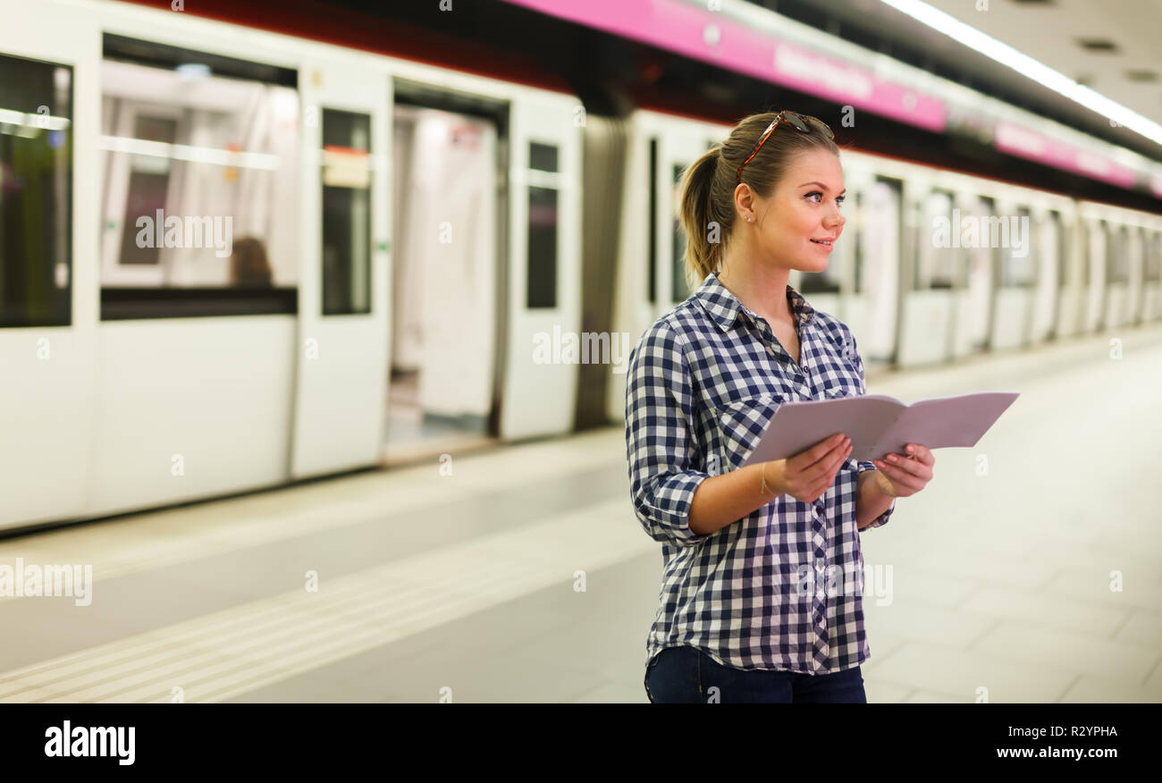 Girl reading subway map hi-res stock photography and images - Alamy