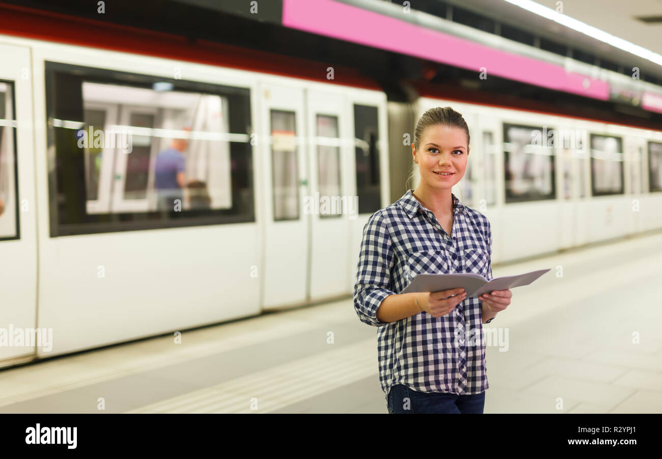 Girl reading subway map hi-res stock photography and images - Alamy