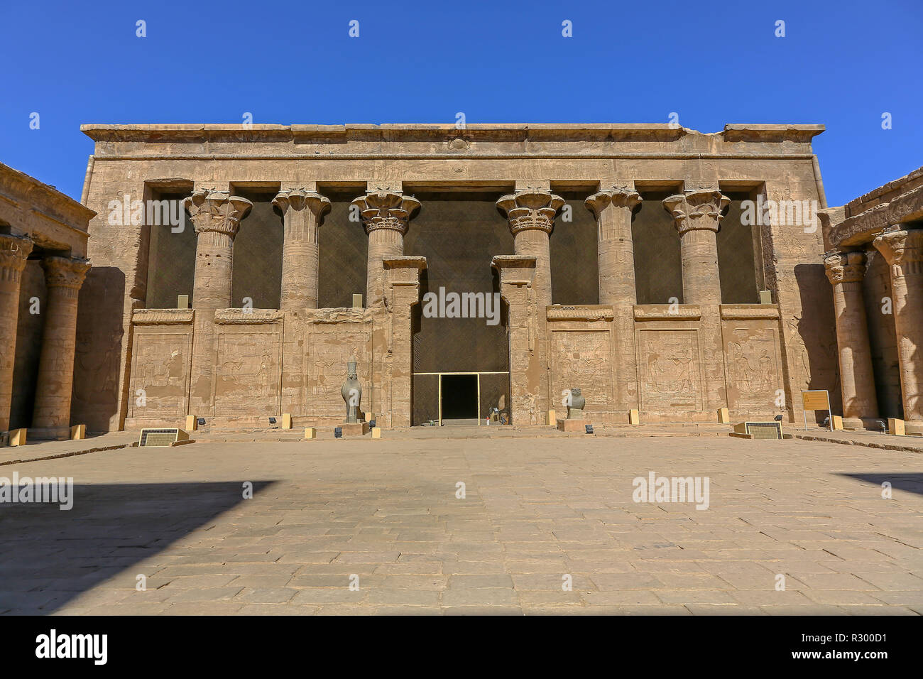 Egyptian courtyard hi-res stock photography and images - Alamy