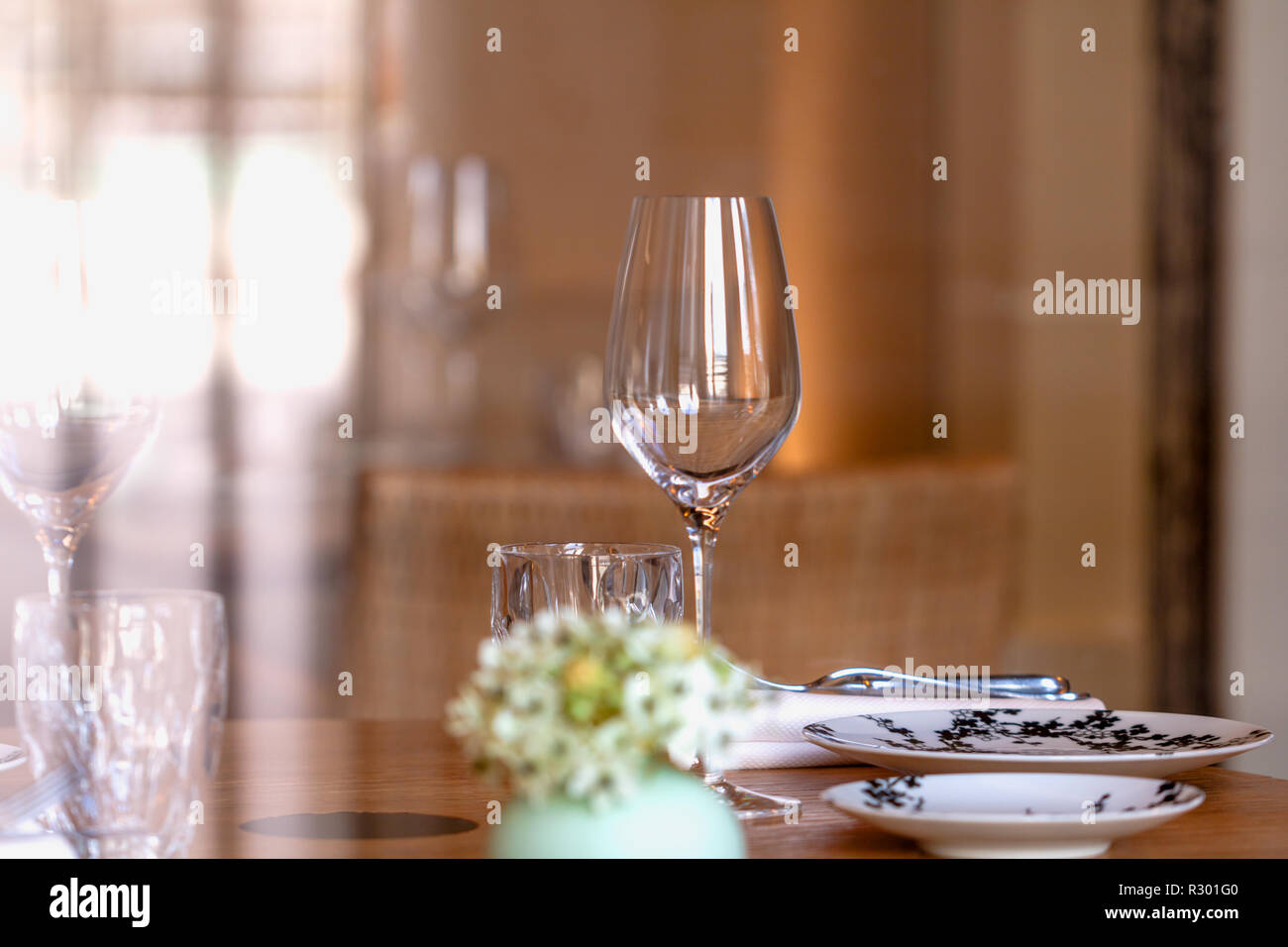 Fancy french restaurant interior decor hi-res stock photography and ...