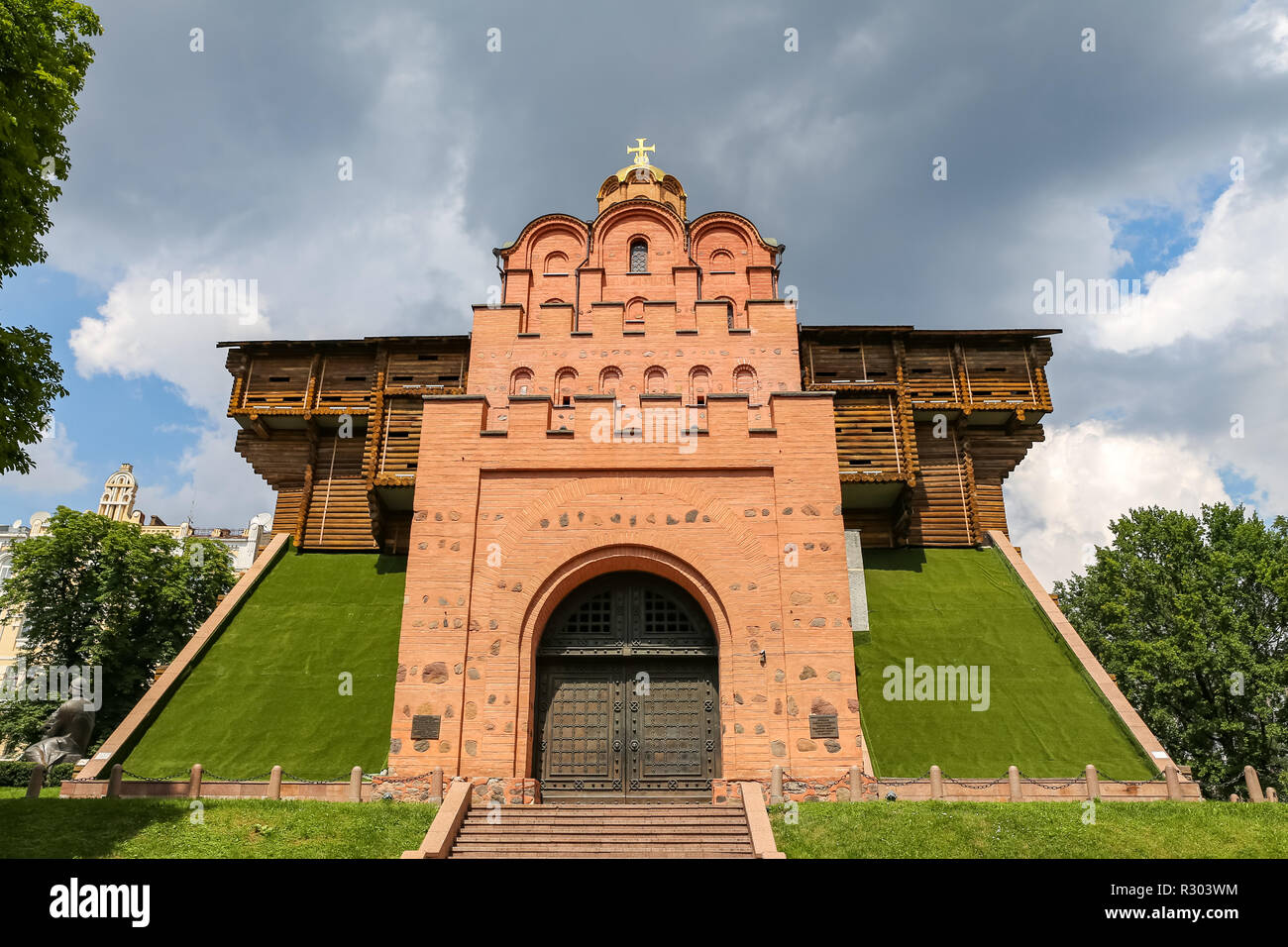 Golden gates in kyiv hi-res stock photography and images - Alamy