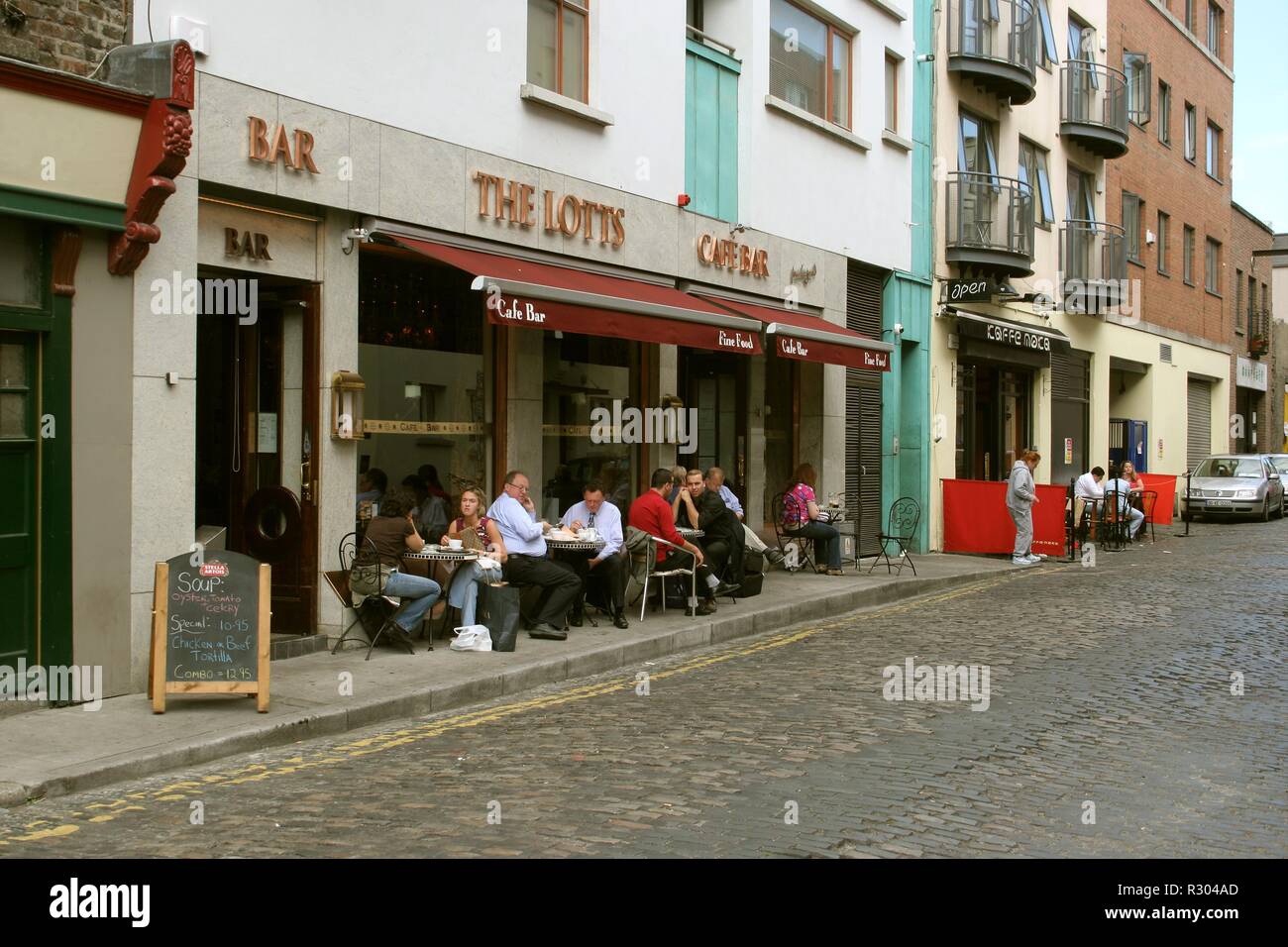 Busy dublin pub hi-res stock photography and images - Alamy