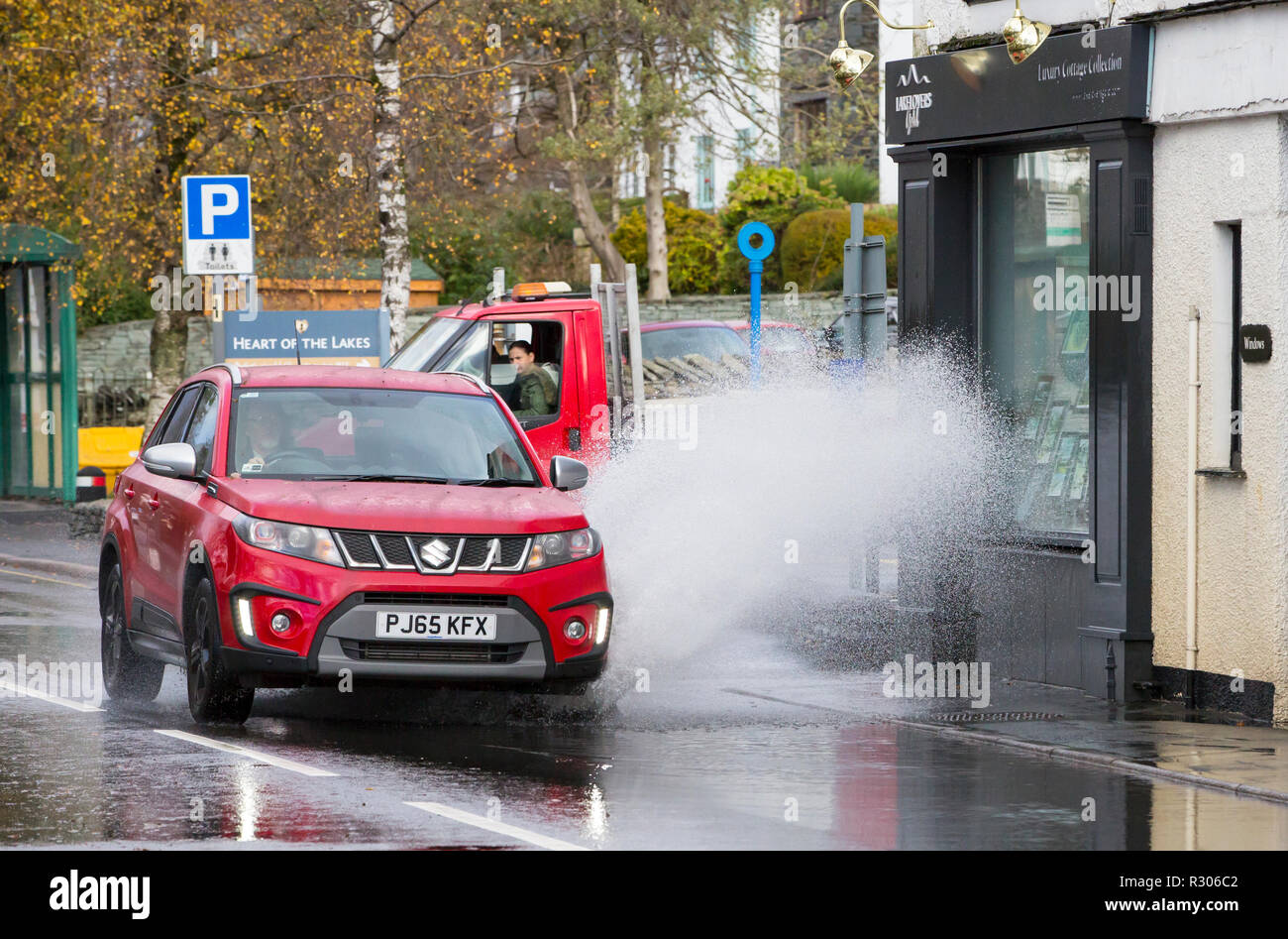 Car puddle pedestrians hi-res stock photography and images - Alamy