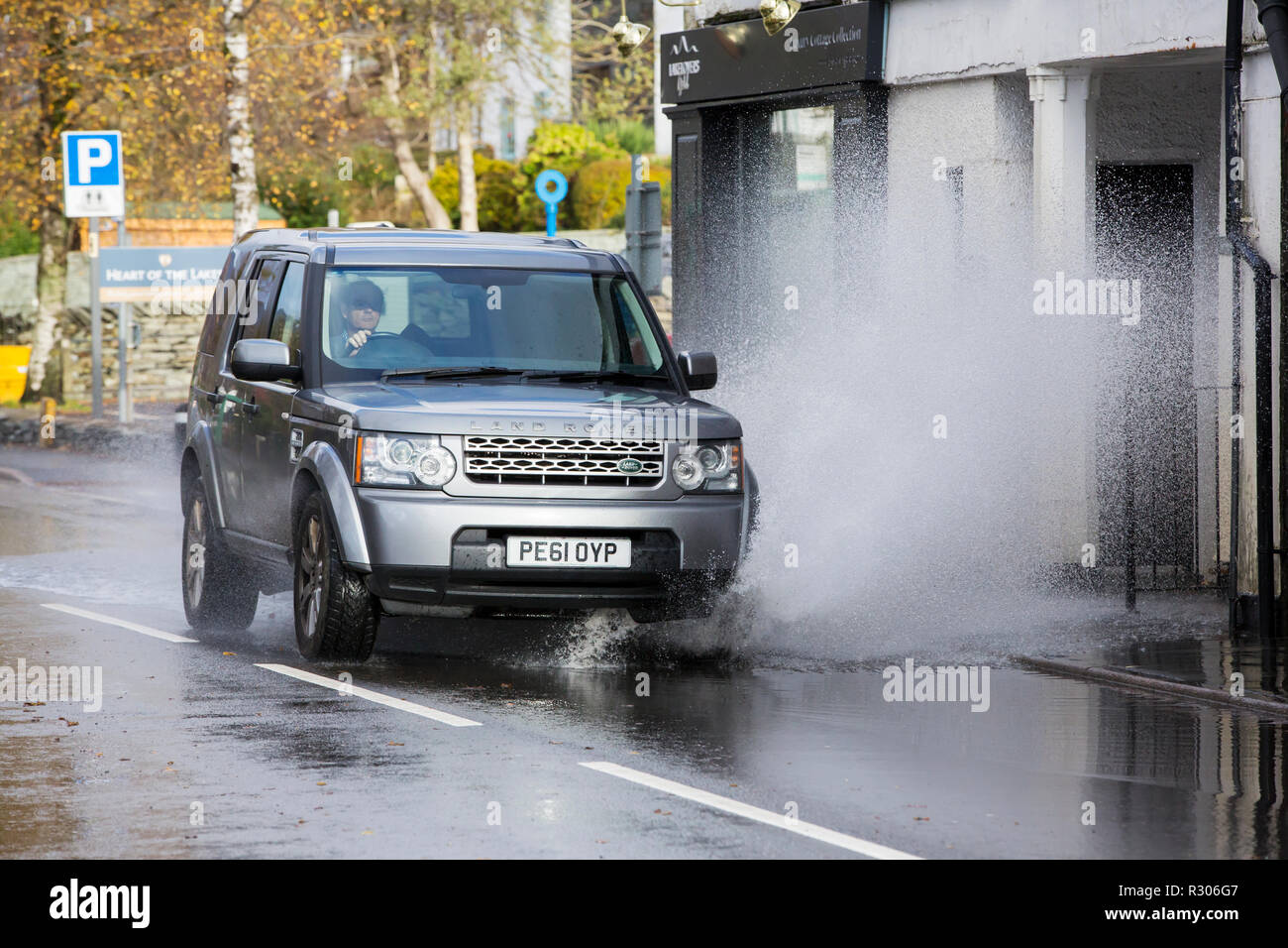 Car puddle pedestrians hi-res stock photography and images - Alamy