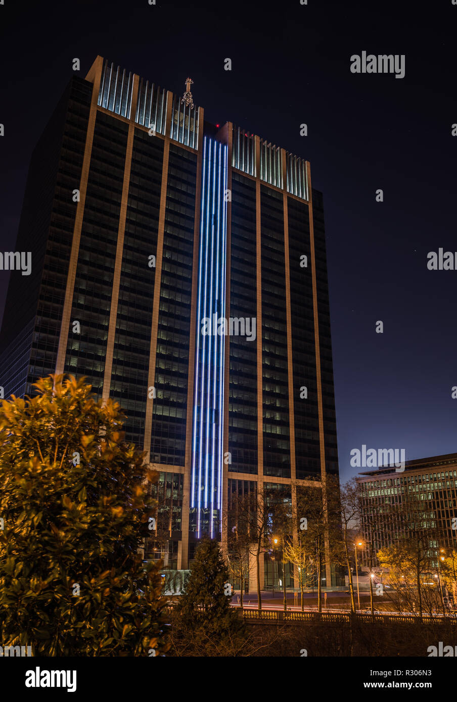 Finance tower hi-res stock photography and images - Alamy