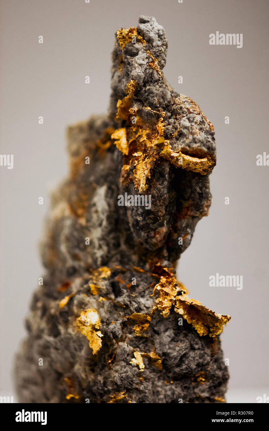 Gold leaflets hi-res stock photography and images - Alamy
