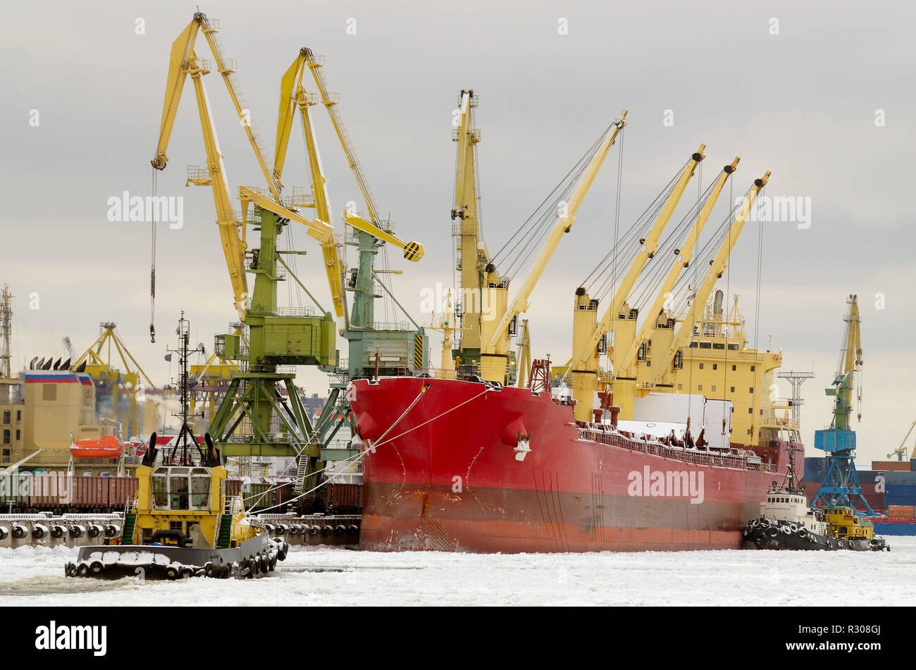 Loading ocean vessels hi-res stock photography and images - Alamy