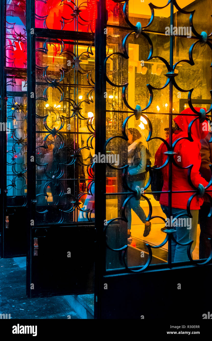 Centre commercial gates hi-res stock photography and images - Alamy