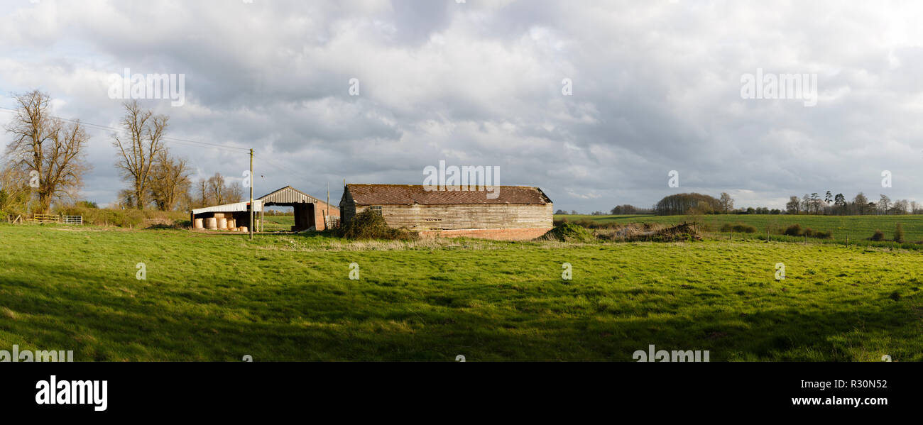 Old farm buildings uk hi-res stock photography and images - Alamy