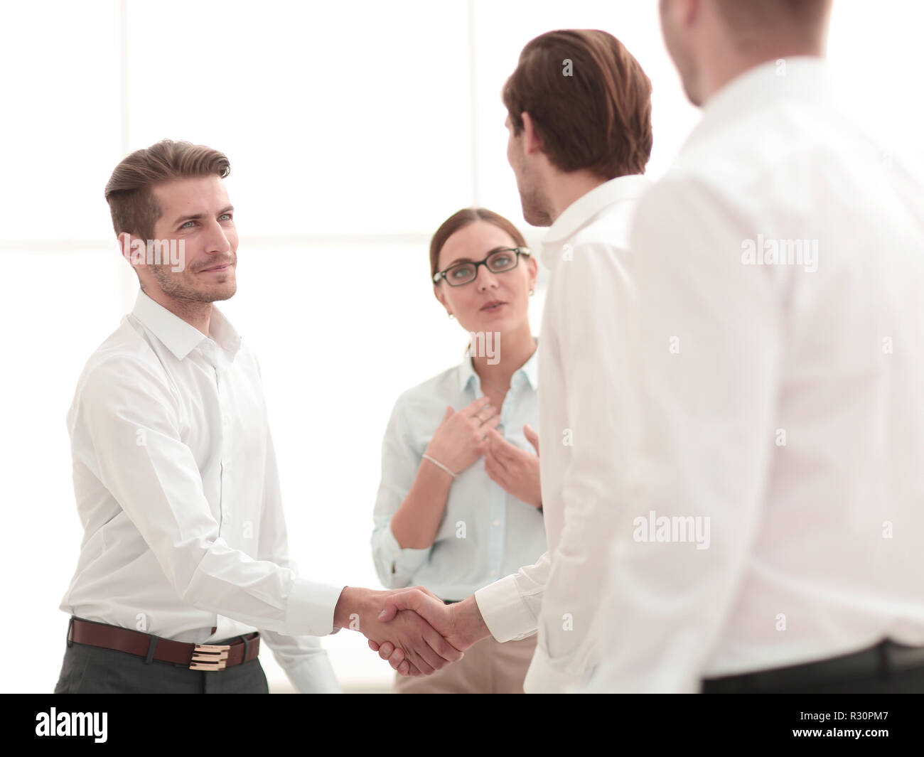 welcome and handshake of business partners Stock Photo - Alamy