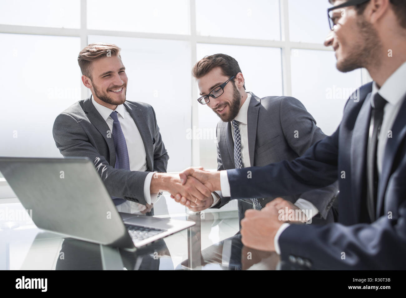 handshake employees at the Desk Stock Photo - Alamy