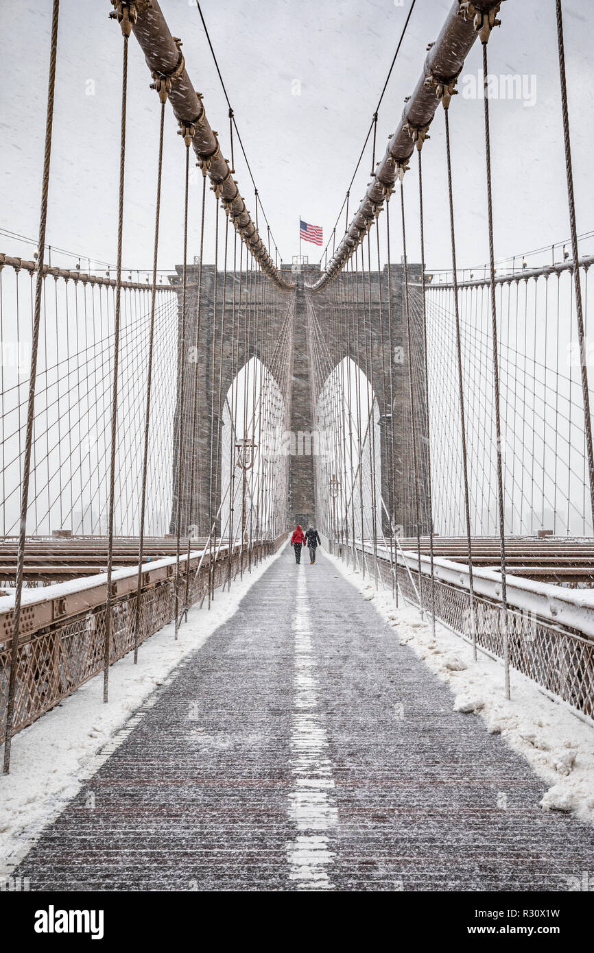 Couple walking over Brooklyn Bridge at heawy snow storm Stock Photo - Alamy