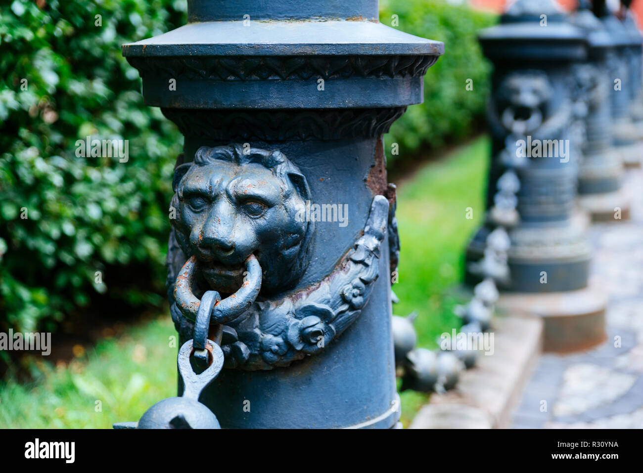 Bollards chain hi-res stock photography and images - Alamy