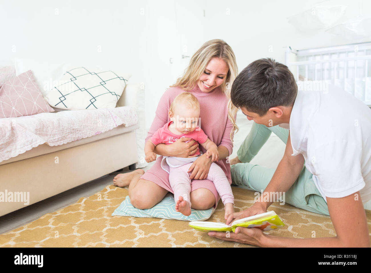 Man cradling baby daughter in his arms hi-res stock photography and ...