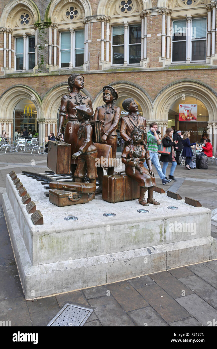 Kindertransport statue hi-res stock photography and images - Alamy