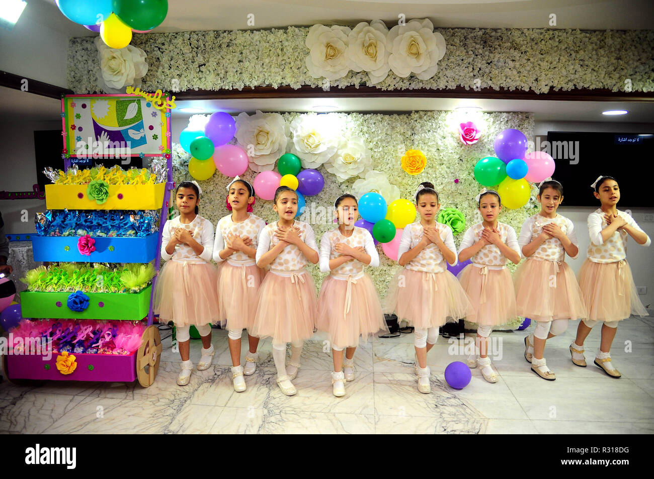 The syrian dance group hi-res stock photography and images - Alamy