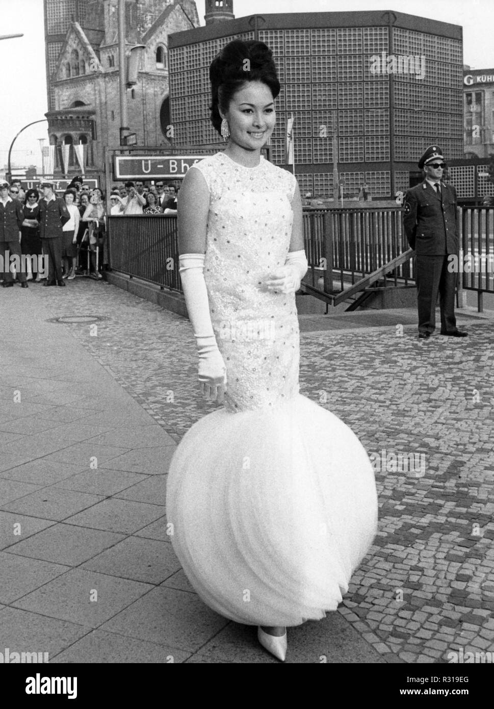 Philippine actress Josephine Extrada in an extraordinary evening dress ...