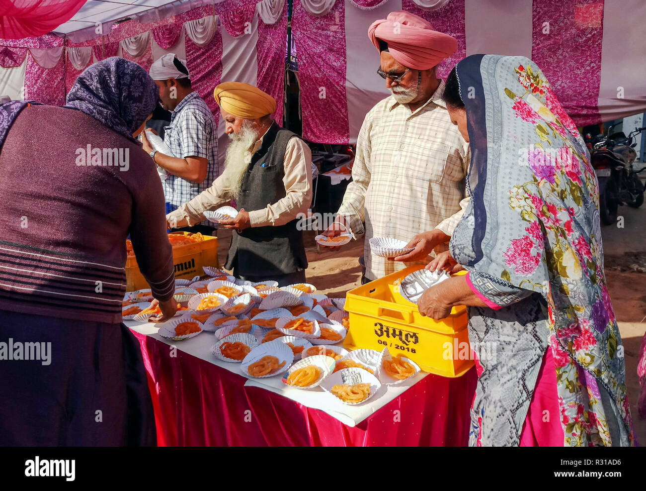 Chandigarh, Punjab, India. 21st Nov, 2018. Sikh devotees are seen ...