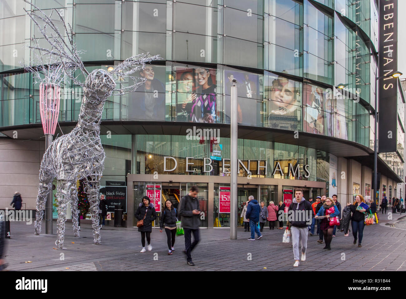 Shoppers women sign logo mall hi-res stock photography and images - Alamy