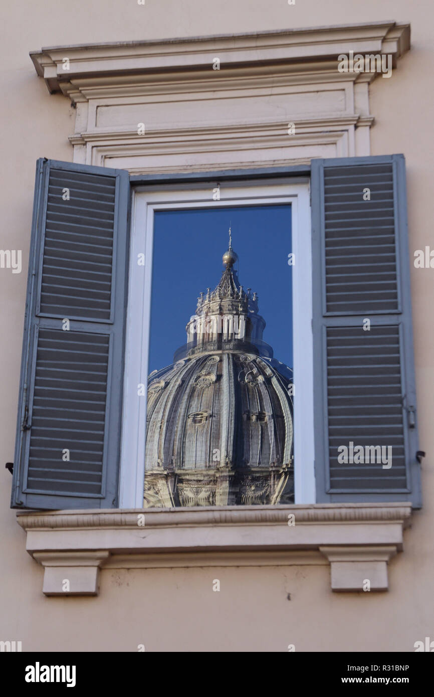 Vatican City, Vatican. 21st Nov 2018. (Holy See) The dome of St. Peter's Basilica reflected on a ...