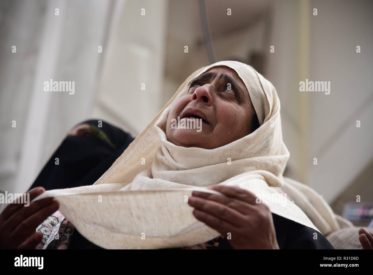 Srinagar, Kashmir. 21st Nov 2018. Kashmiri Muslim woman seen crying ...