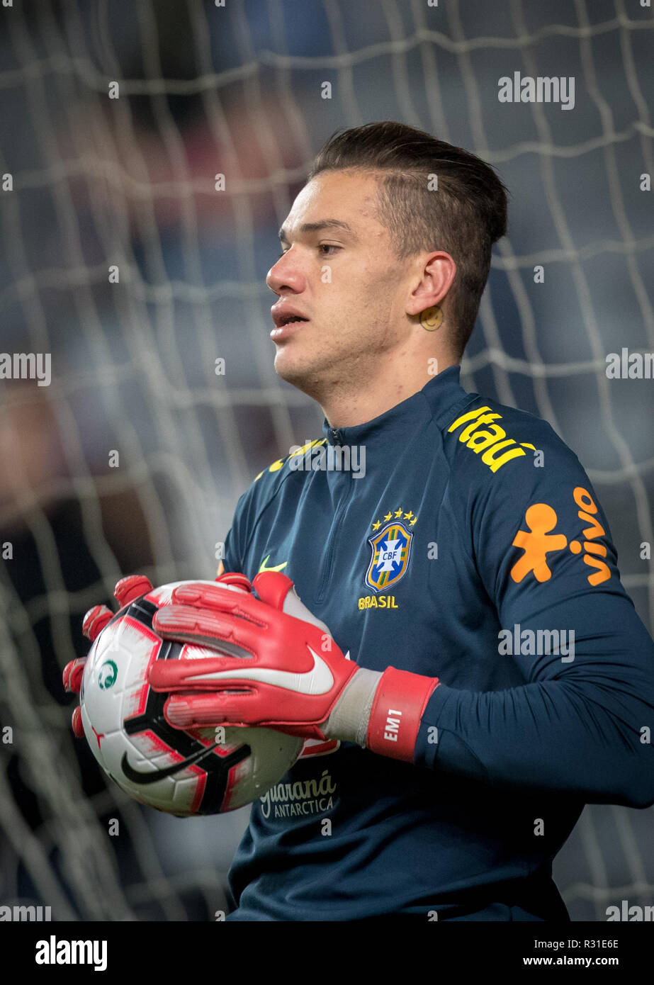 Milton Keynes, UK. 20th Nov 2018. Goalkeeper Ederson (Manchester City ...