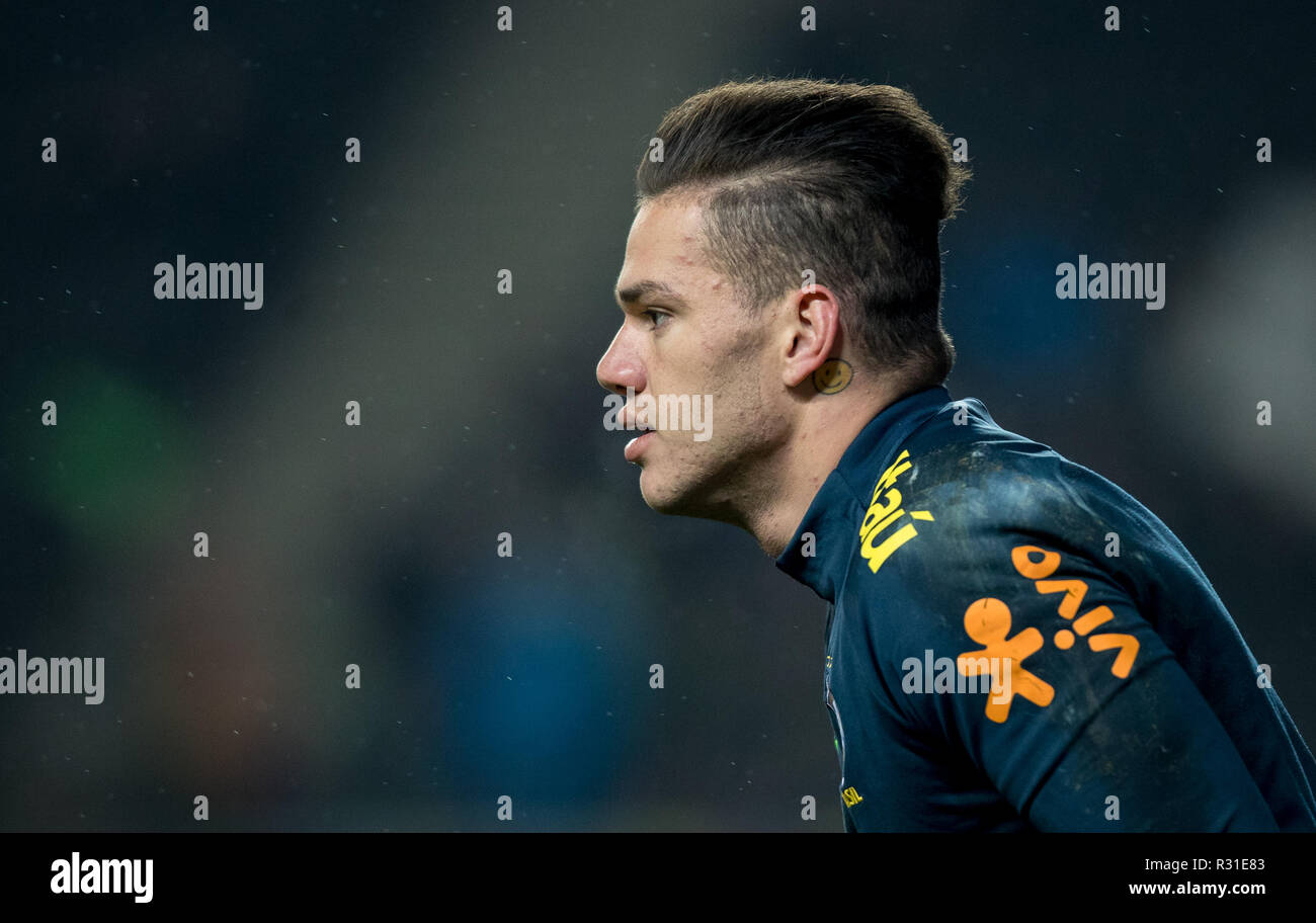 Milton Keynes, UK. 20th Nov 2018. Goalkeeper Ederson (Manchester City ...