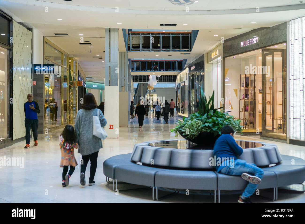 People sitting shopping mall hi-res stock photography and images - Alamy