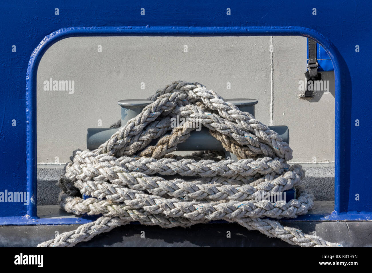 Tied up in knots hi-res stock photography and images - Alamy