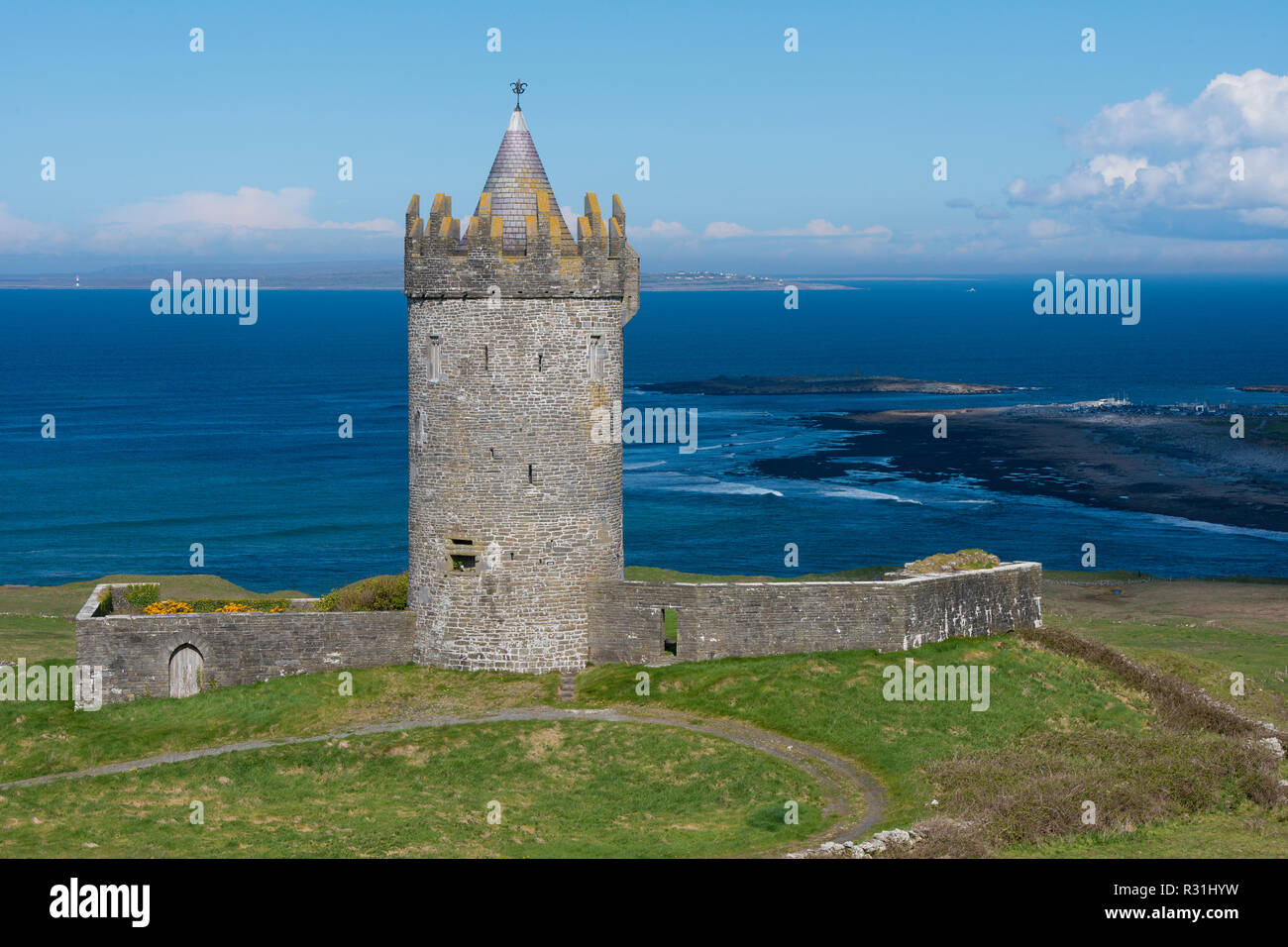 Doonagore castle ireland hi-res stock photography and images - Alamy