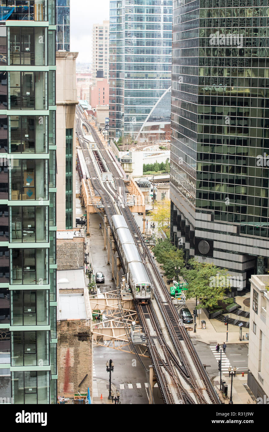 The elevated train through Chicago Stock Photo - Alamy