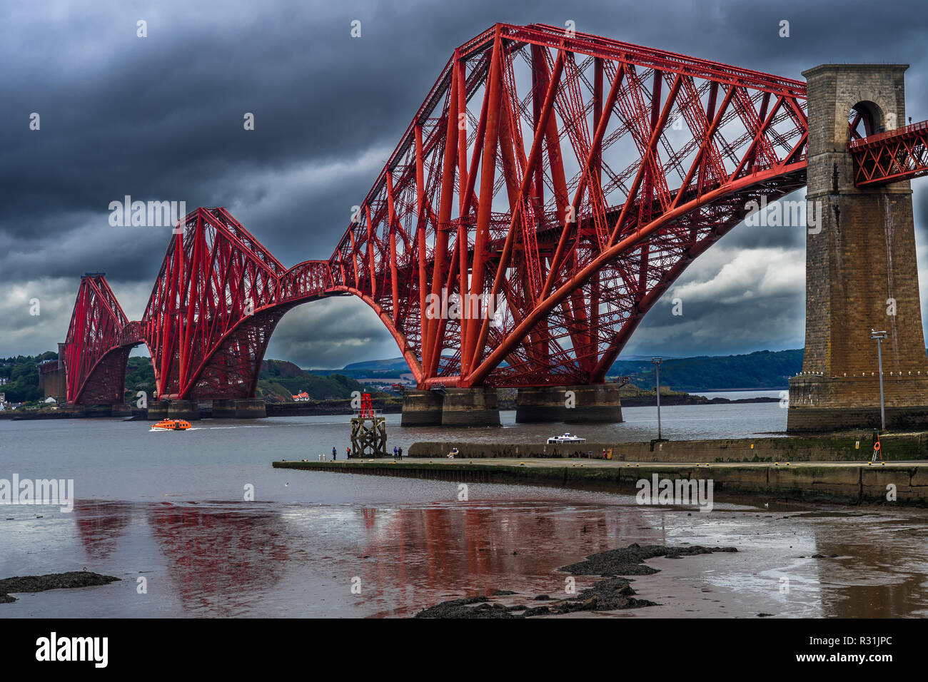 Forth railway bridge near edinburgh hi-res stock photography and images ...