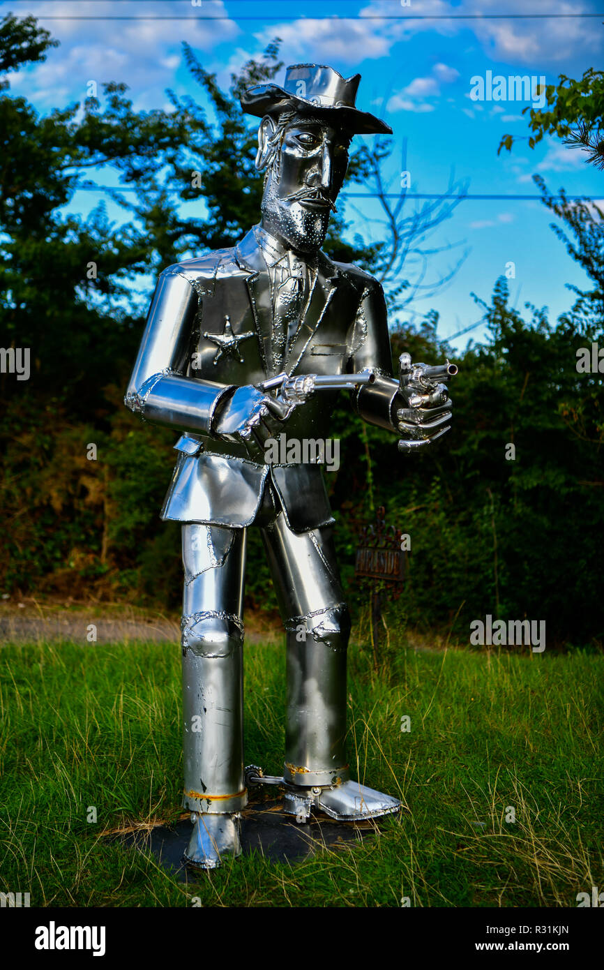 Metal standing art hi-res stock photography and images - Alamy