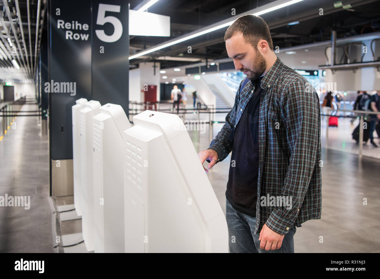 Self service check in kiosk hi-res stock photography and images - Alamy