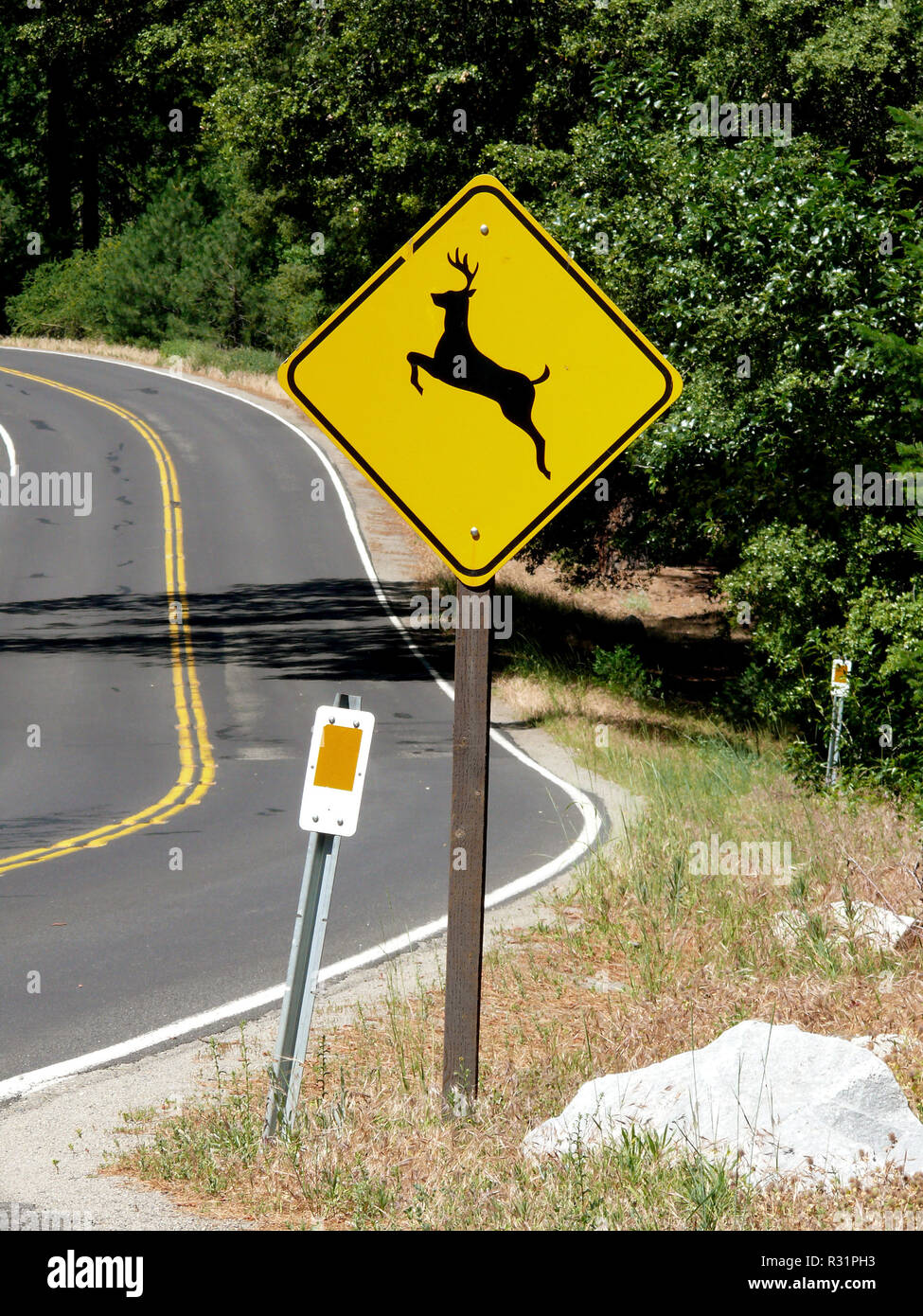 Rhombus sign signal traffic sign hi-res stock photography and images ...