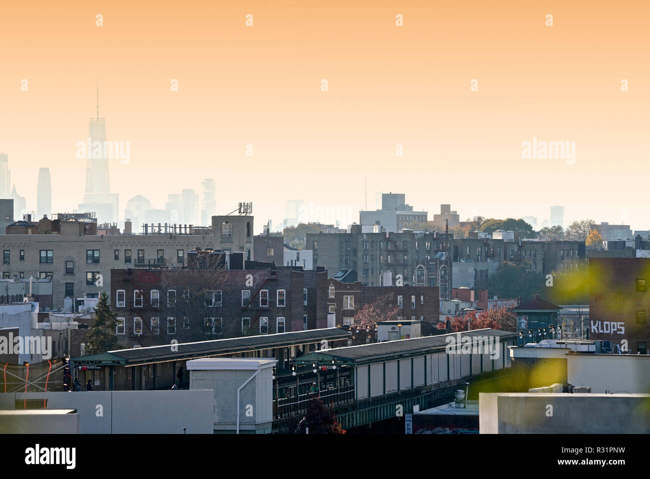 The 7 train connects Queens with Manhattan Stock Photo - Alamy