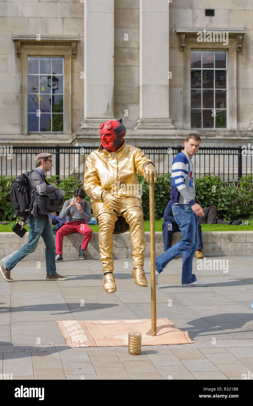 Living statue london hi-res stock photography and images - Alamy