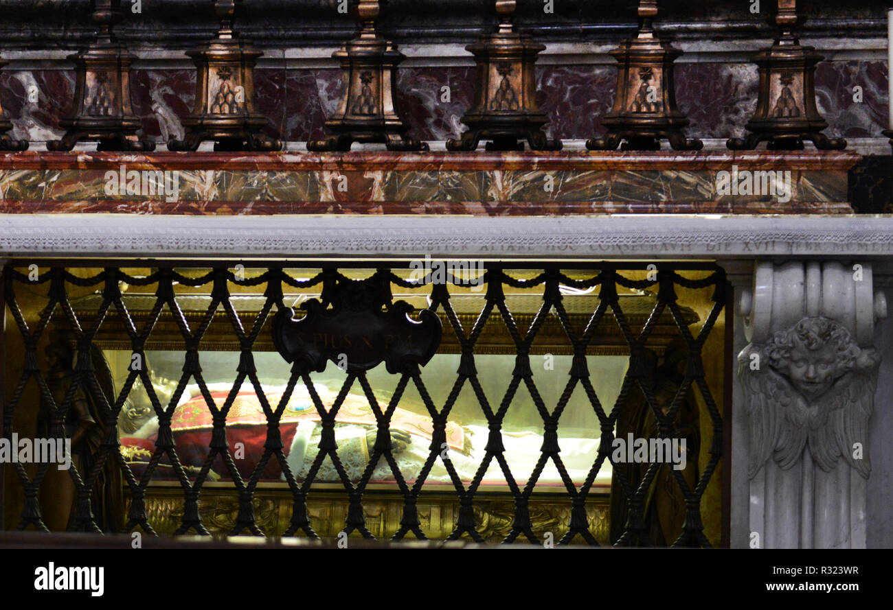 Mummified popes and saints in the Vatican's St. Peter's Basilica Stock ...