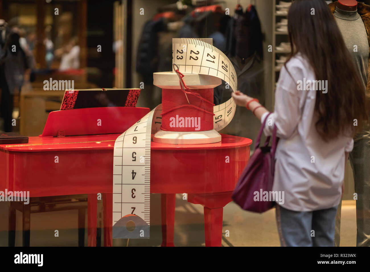 Shop window, display commercial equipment, decorative sewing needle and ...