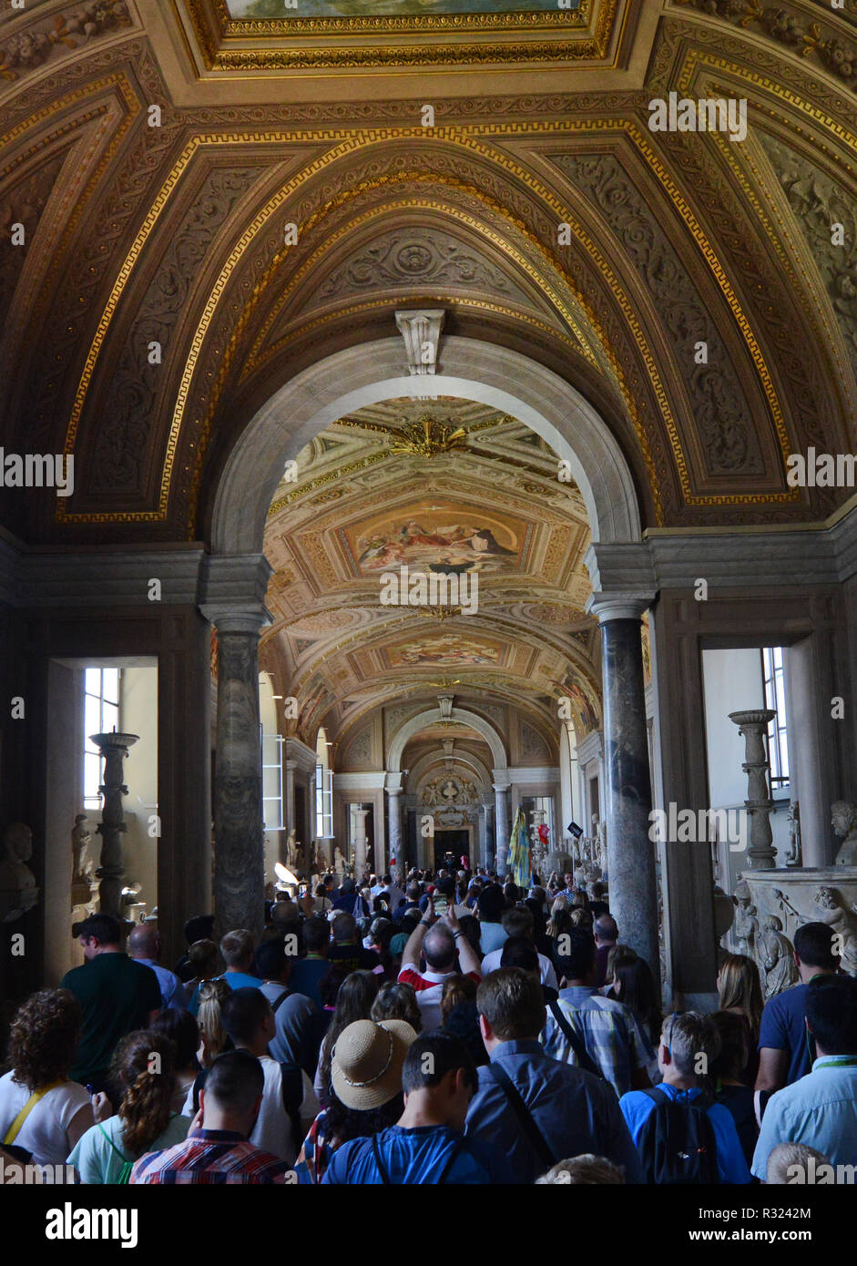Crowd crowded art museum hi-res stock photography and images - Alamy