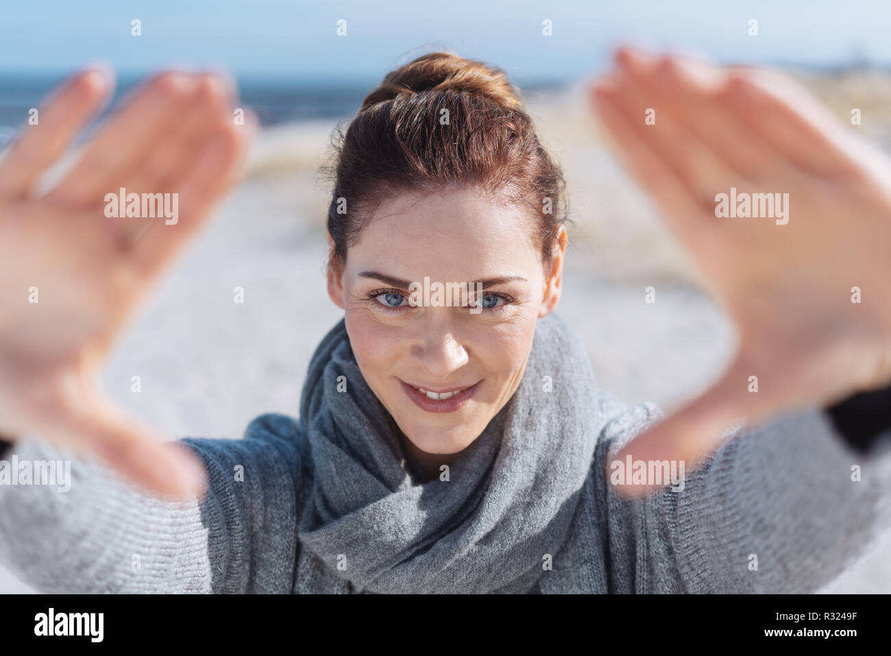 Hands framing landscape hi-res stock photography and images - Alamy