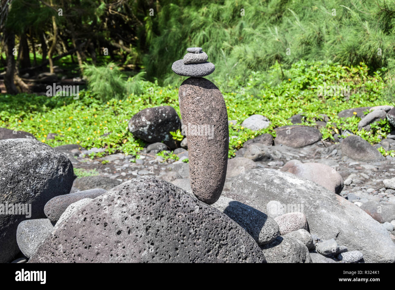 Rock balanced stack rocks hi-res stock photography and images - Alamy