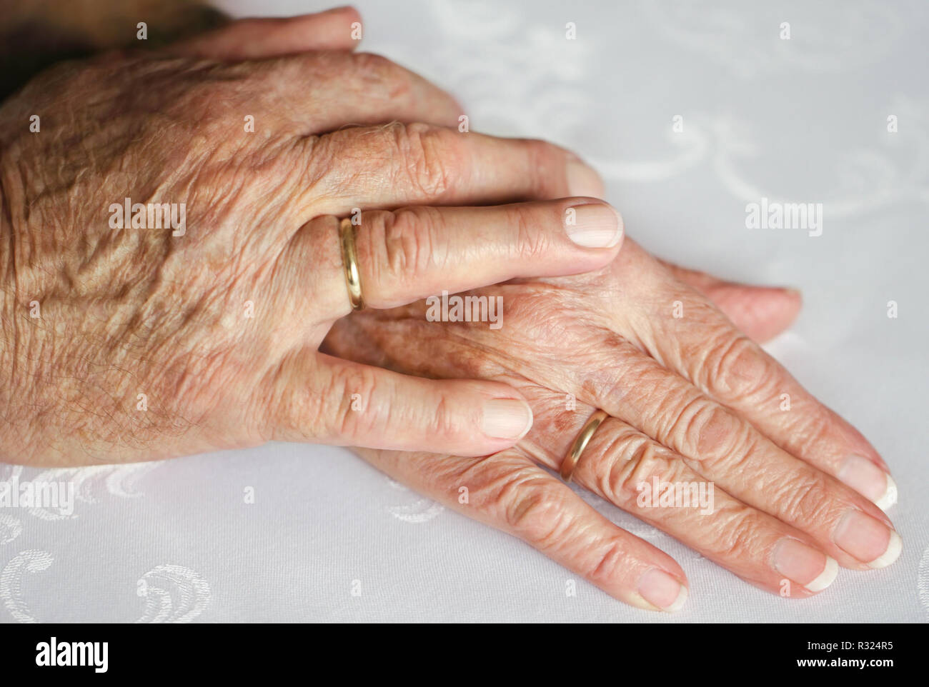 Old persons hands hi-res stock photography and images - Alamy