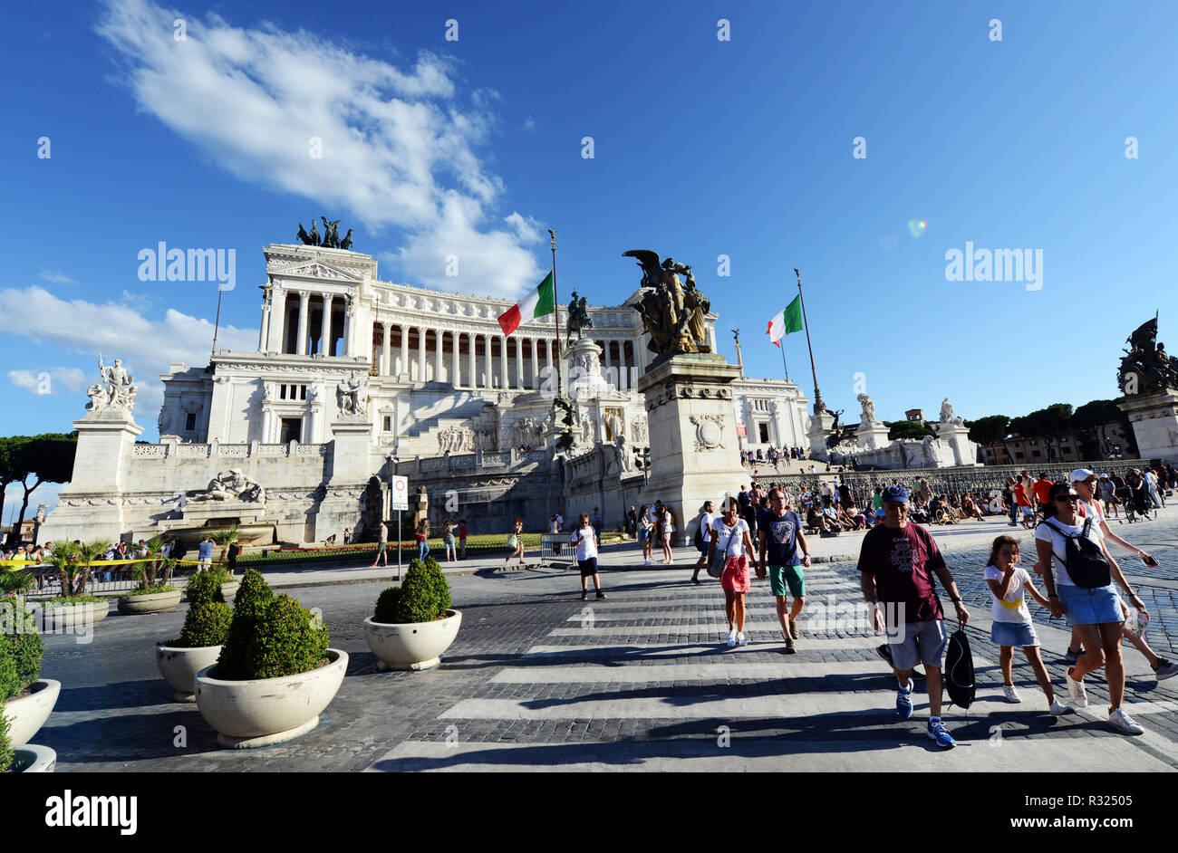 Piazza victor emmanuel ii rome hi-res stock photography and images - Alamy