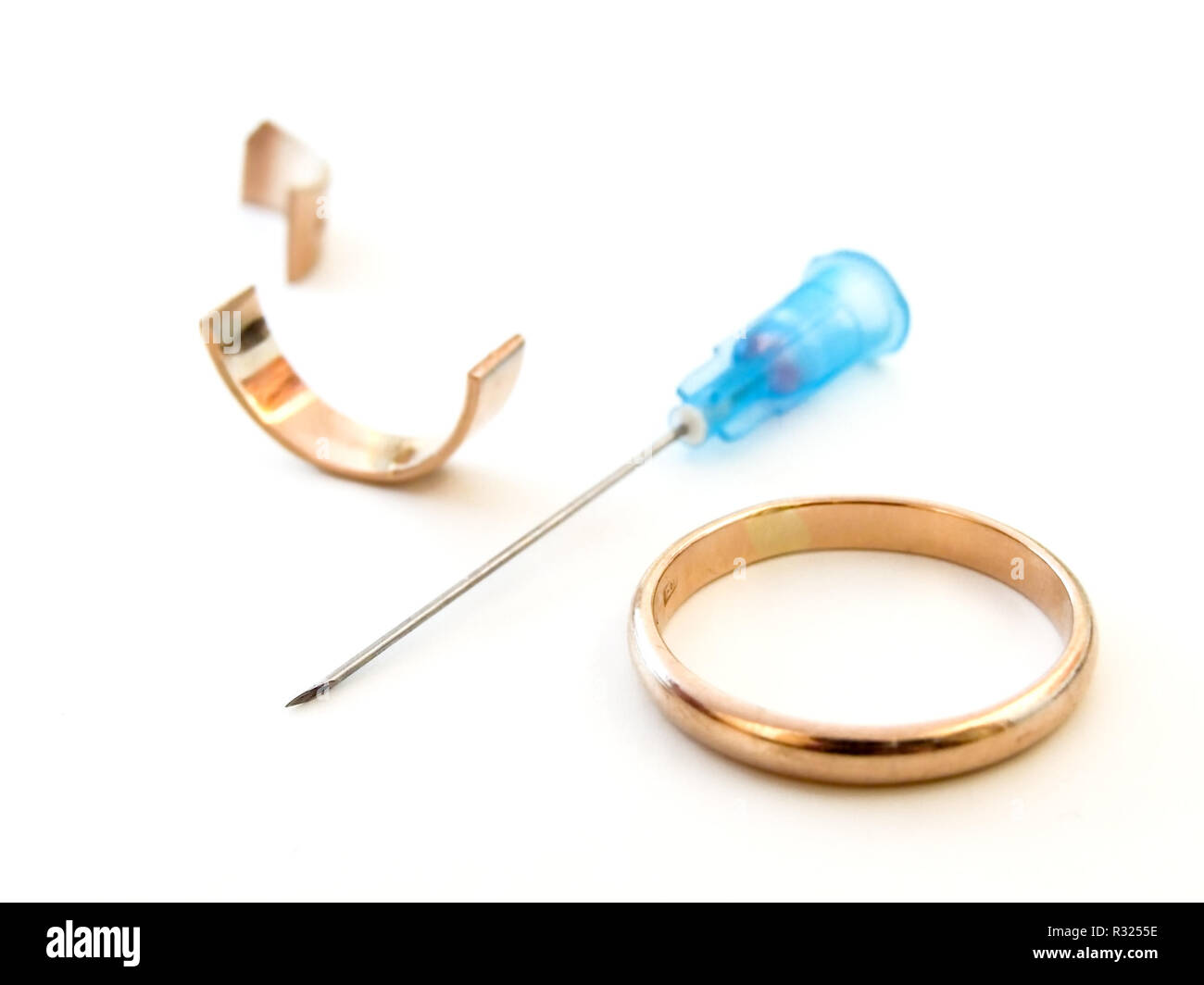 Broken wedding rings Cut Out Stock Images & Pictures - Alamy