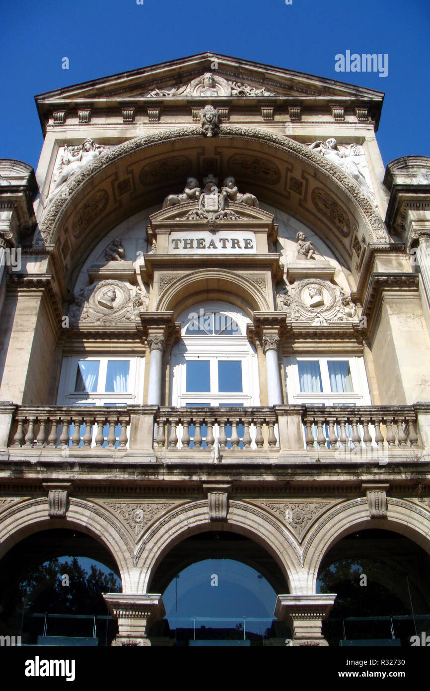 Classic avignon architecture hi-res stock photography and images - Alamy