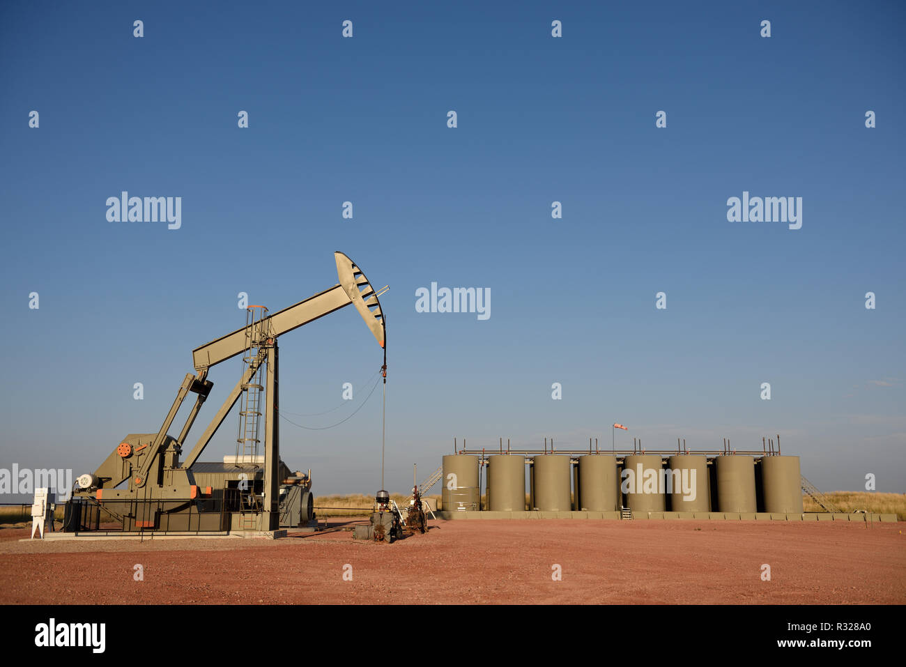 Crude oil storage tanks hi-res stock photography and images - Alamy