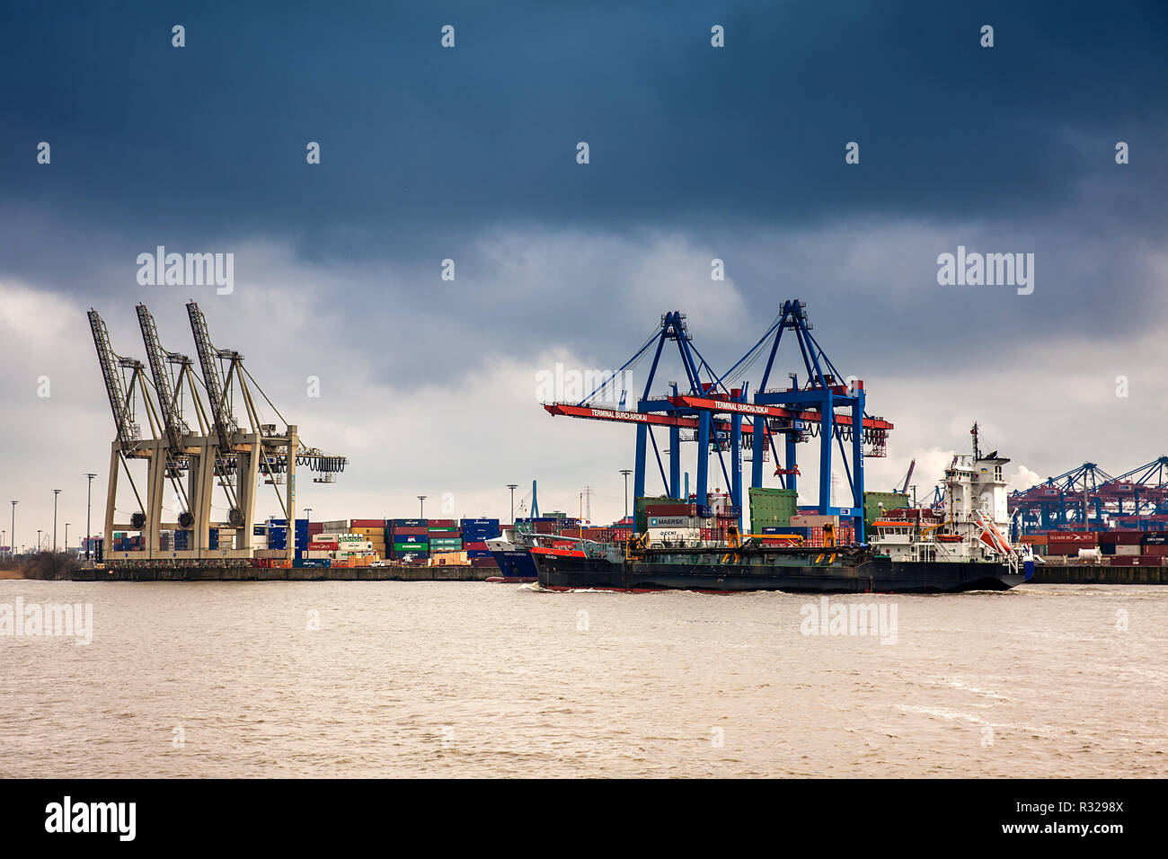 Cargo containers port hamburg hi-res stock photography and images - Alamy